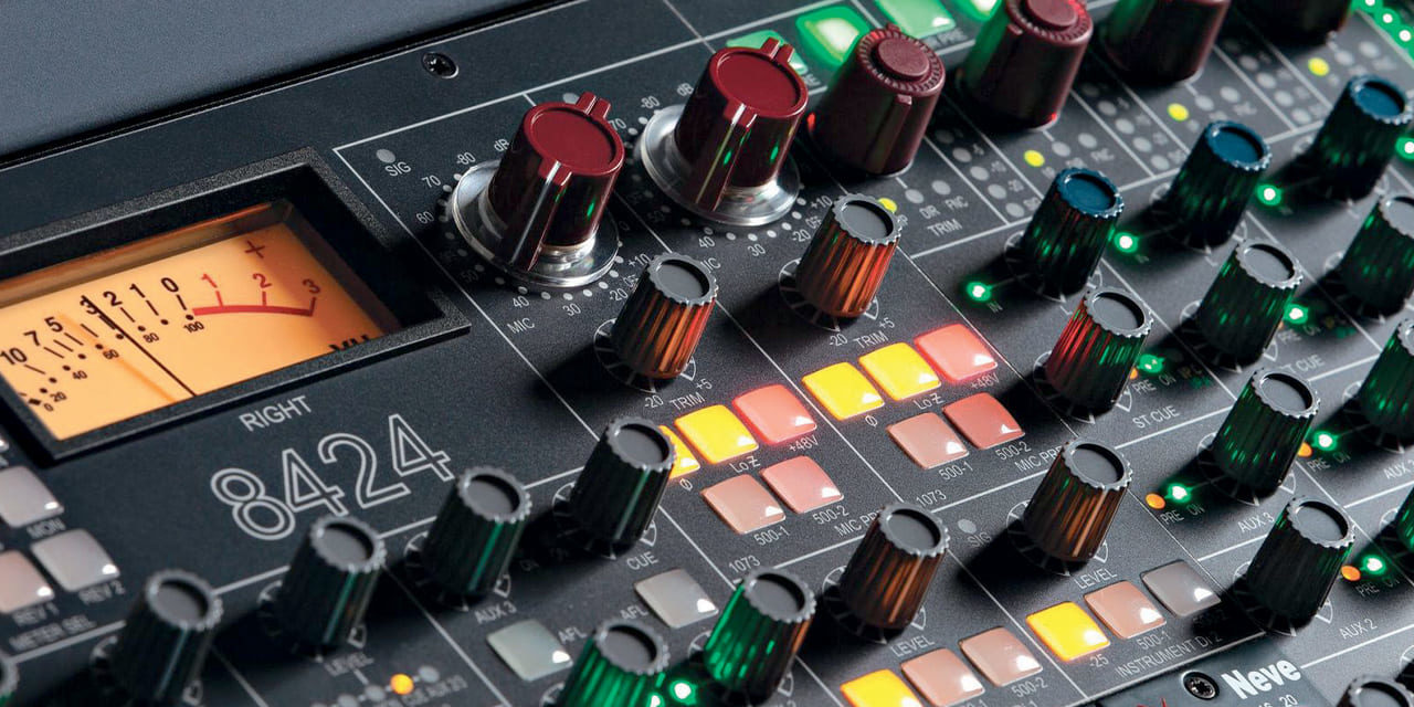 LA SÉRIE 80 DE NEVE EN FORMAT COMPACT | SONO MAG